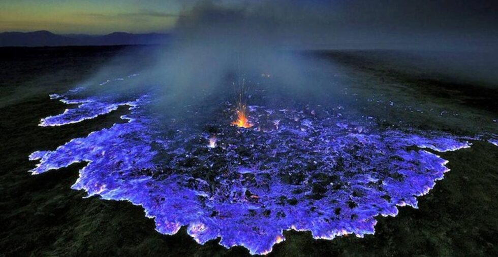 Así es el maravilloso volcán que escupe lava azul - Millas x el mundo